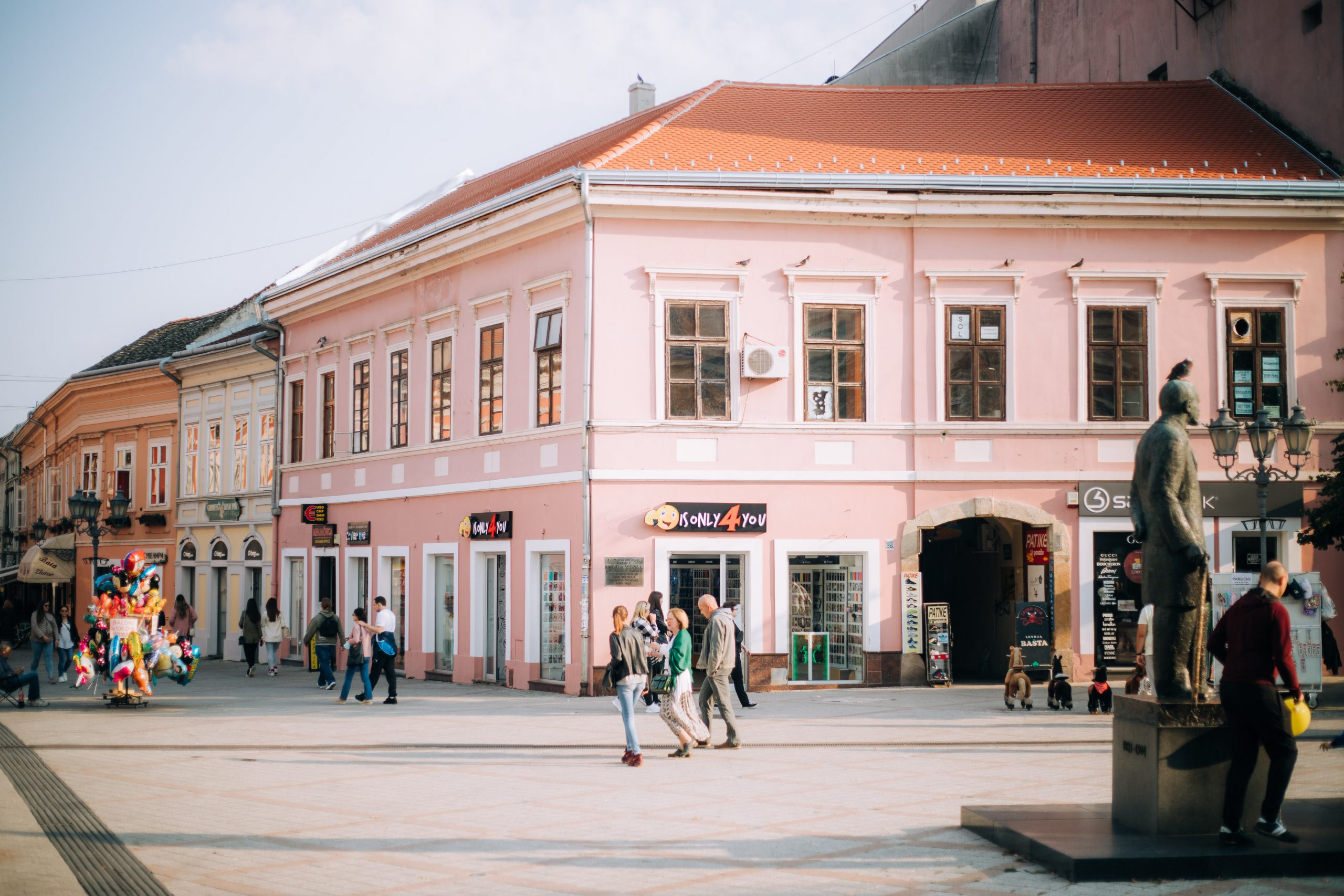 Kod belog lava: Priča o najstarijoj novosadskoj zgradi - Visit Distrikt ...